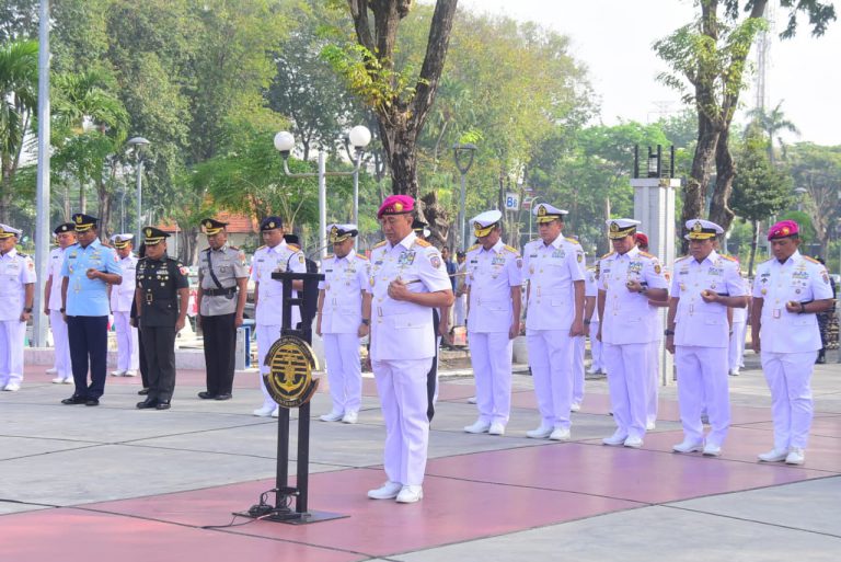 koarmada 2 Koarmada II Sambut HUT Ke-80 TNI AL Tahun 2025, Kaskoarmada II Ikuti Ziarah Rombongan ...